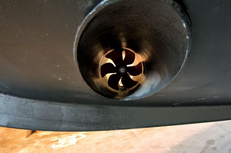 Bow Thrusters 101: Types and Usage - Jim Beam Racing